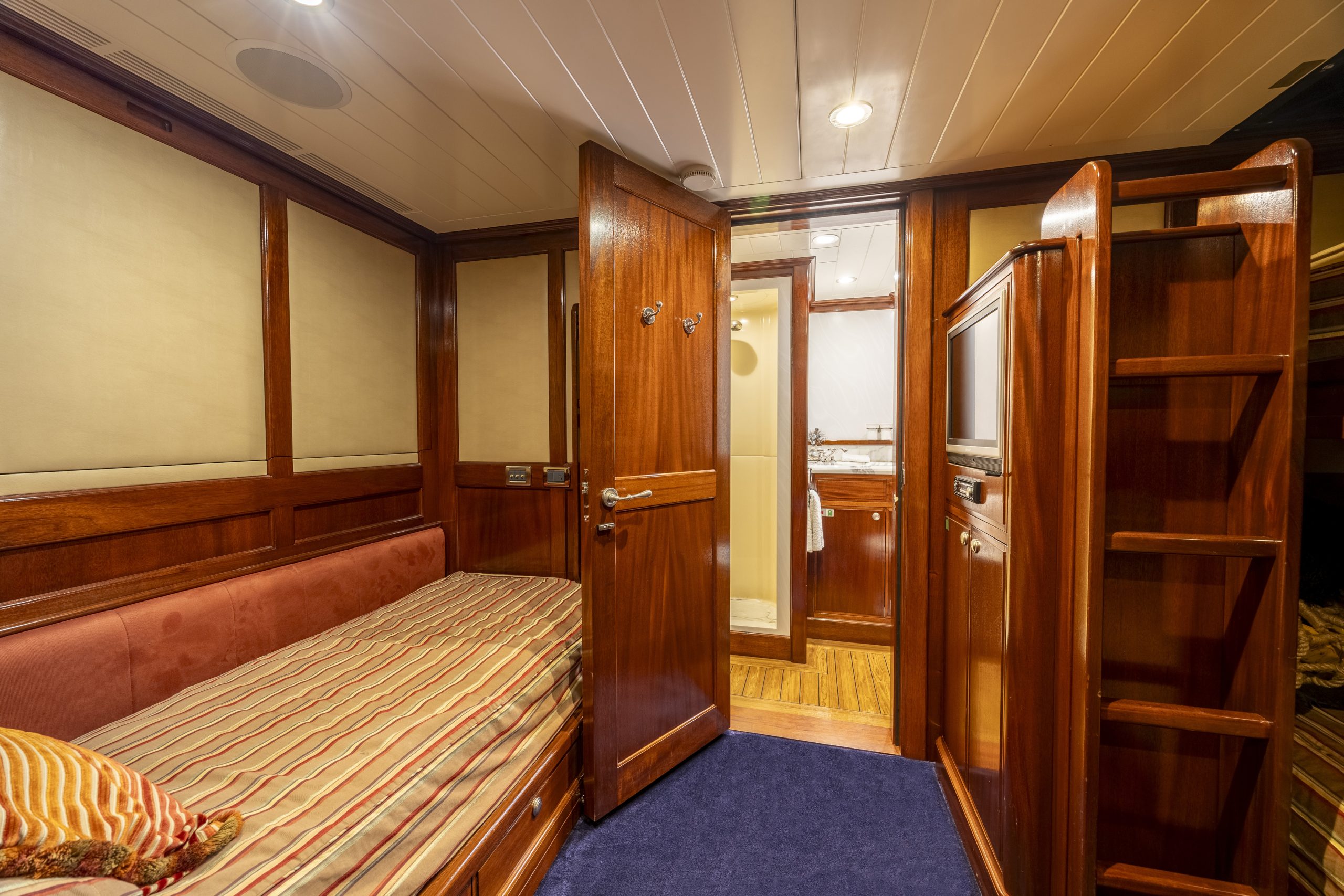 Azzura 100 - Vicsail - Your experts in yachting